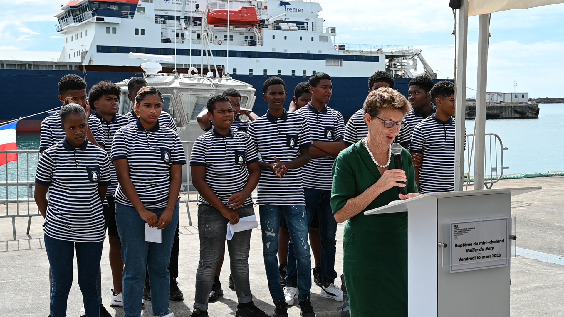 Le mini-chaland Rallier du Baty baptisé par la classe TAAF du lycée ...